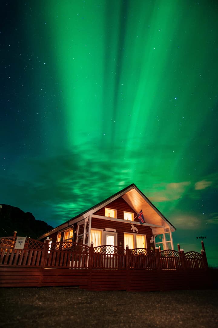 Berghóll - Hot Tub - Aurora - Iceland