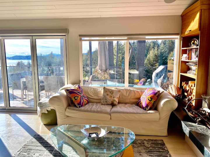 Oceanview Sunset Deck 2 Bedroom Beauty #00000861 - Bowen Island