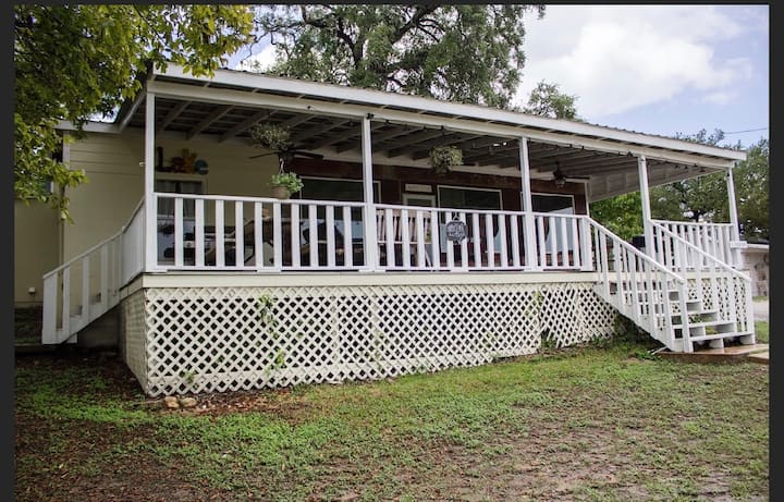 Sunshine Cottage With Huge Porch On The River - Spicewood, TX