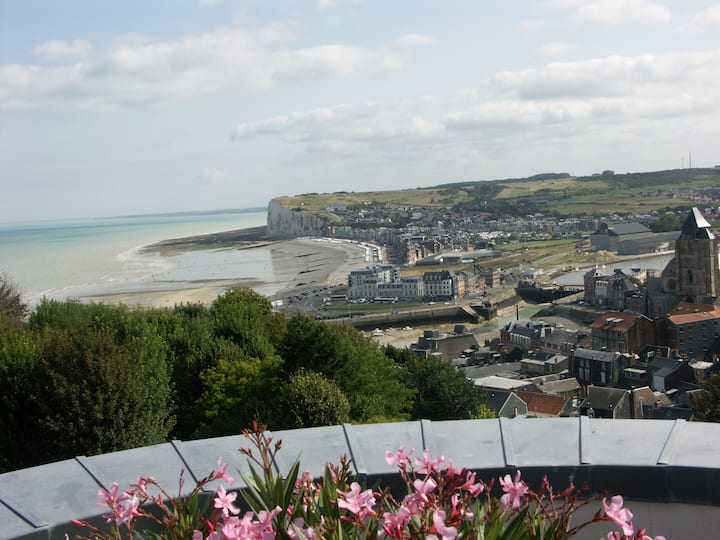 Appartement T1  : Vue Sur Mer, Ville Et Verdure. - Eu