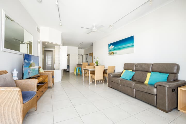 Rolling Surf Resort - 2 Bedroom Poolside Rooftop - Caloundra