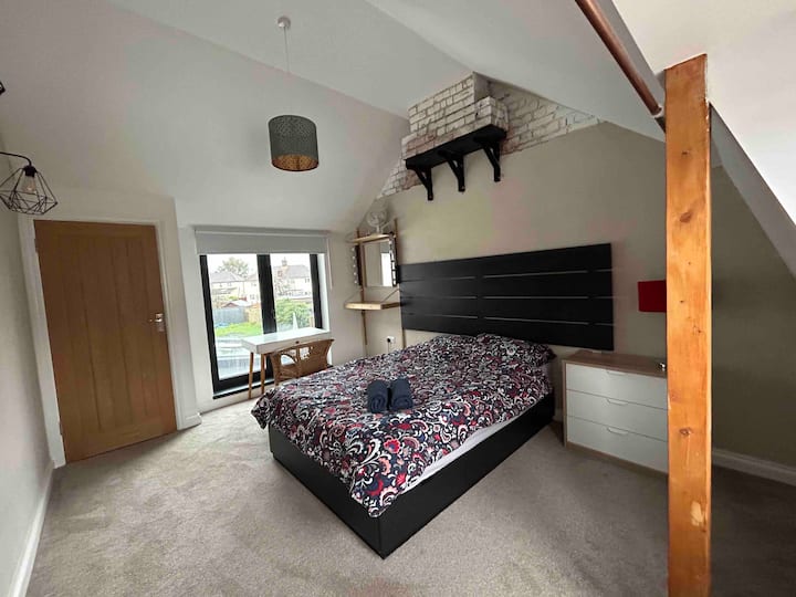 Stylish Quirky 2bed Top Flat / Ikea View /Parking - Croydon