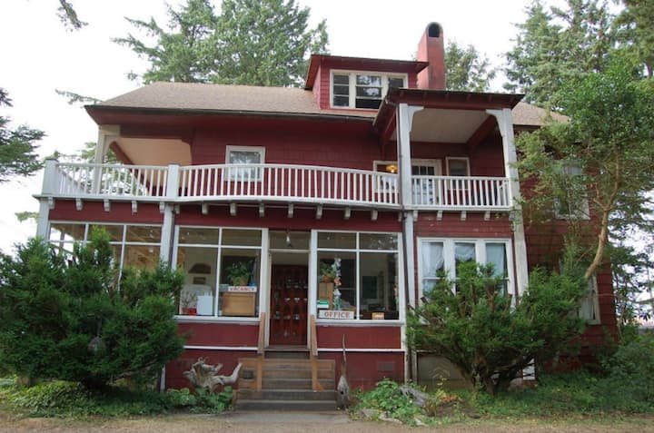 Historic Lodge Family Suite - Long Beach, WA