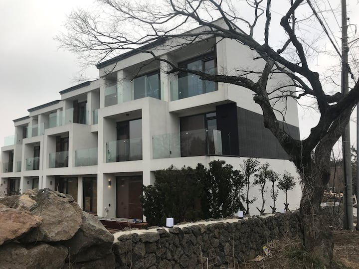Terraced Resort Pension With Outdoor Garden - Jeju