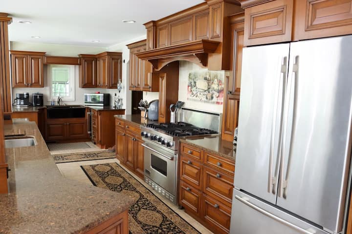 Large Home With Hot Tub In Serene Wooded Setting - Erie, PA