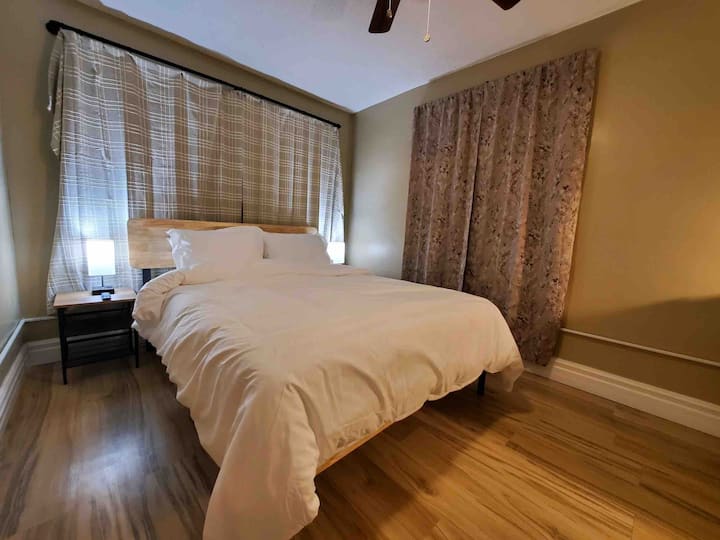 Comfortable Getaway Single Bedroom Full Apartment - Niagara Falls, NY
