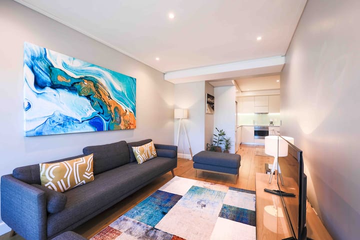 Vibrant Greenpoint Near Waterfront, Shops &Dining - Camps Bay
