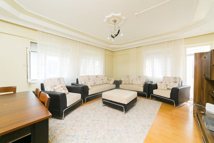 Sahi̇lde Kalabalik Ai̇leler İÇİN Ferah Büyük 3+1 Ev - Antalya