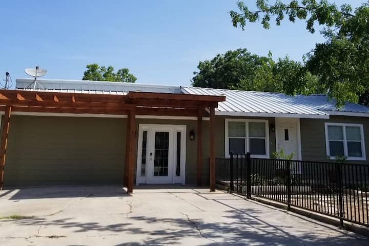 Convenient Northeast San Antonio Remodel (Unit A) - San Antonio