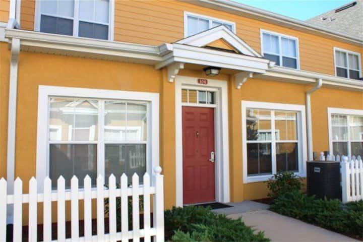 Beautiful Lakefront 3br Townhome Close To Pool - Kissimmee