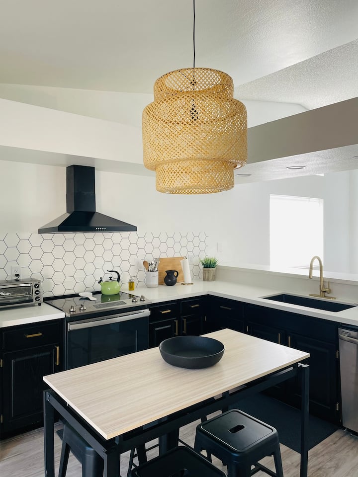 Perfectly Located Modern Home Close To Everything! - Las Vegas, NV