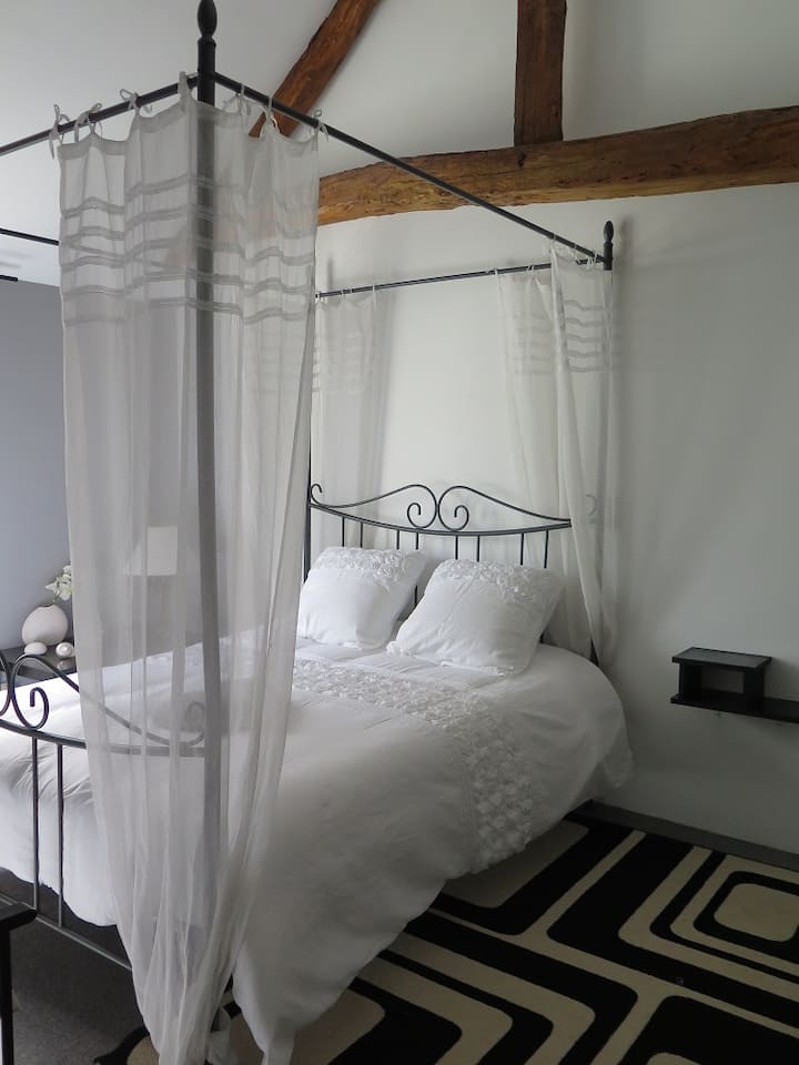 Chambre Romantique Avec Son Lit à Baldaquin - La Flèche