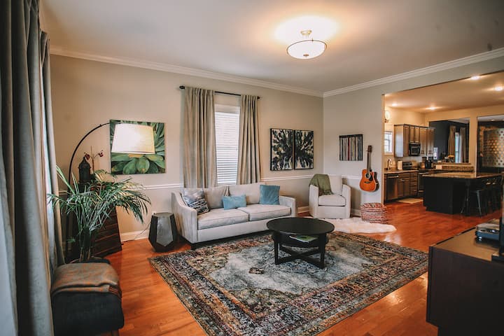 Spacious + Homey Hangout | Walk To Nissan Stadium!