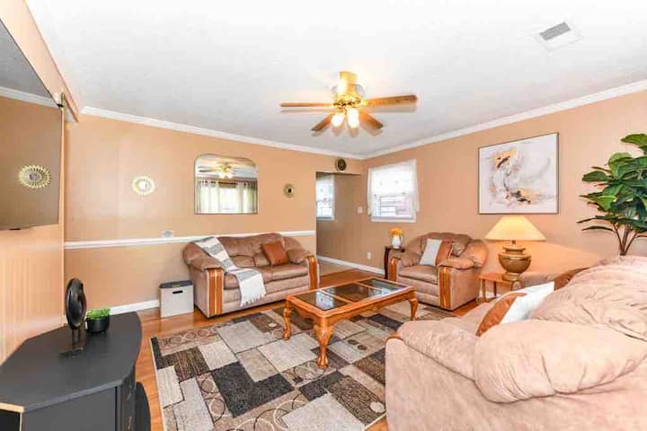 Tranquil Retreat: Pet-friendly Home In Greensboro - 그린즈버러