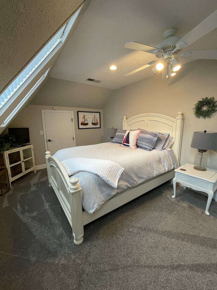 Room 4: 1 Queen Bed, Shared Bath, Hot Tub - Gresham, OR