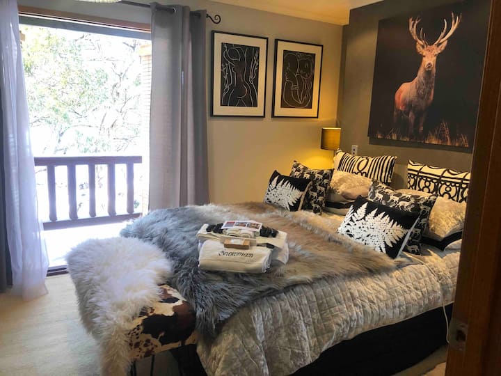 ‘Snowmass’ Elegant Chalet:sleeps 6 - Dinner Plain