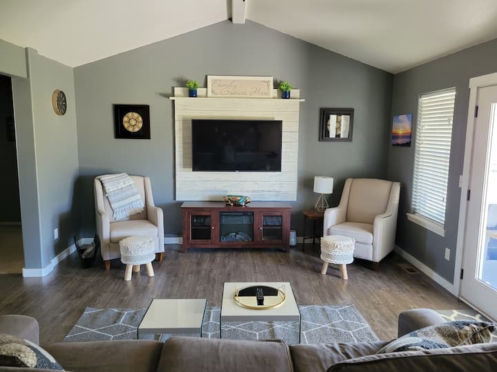 Beautiful 5 Bd/3 Ba 2816 Sq Ft Home+ Lg. Backyard - Corvallis, MT