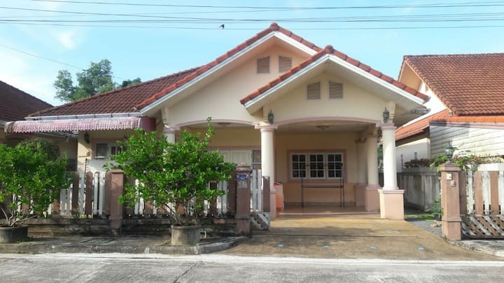 หมู่บ้านสุขสันต์
ห้องนอนด้วยแอร์คอนดิชั่น - Kantang