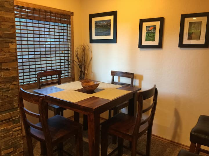 Cozy Mountain Condo Near Spa And Pool. - June Lake, CA