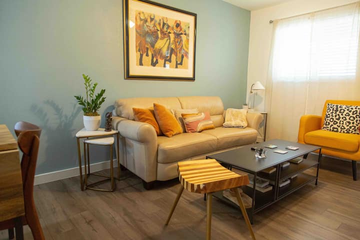 New Listing! Travis Heights Haven Near Trendy Soco 2 Bedroom Condo - Austin, TX