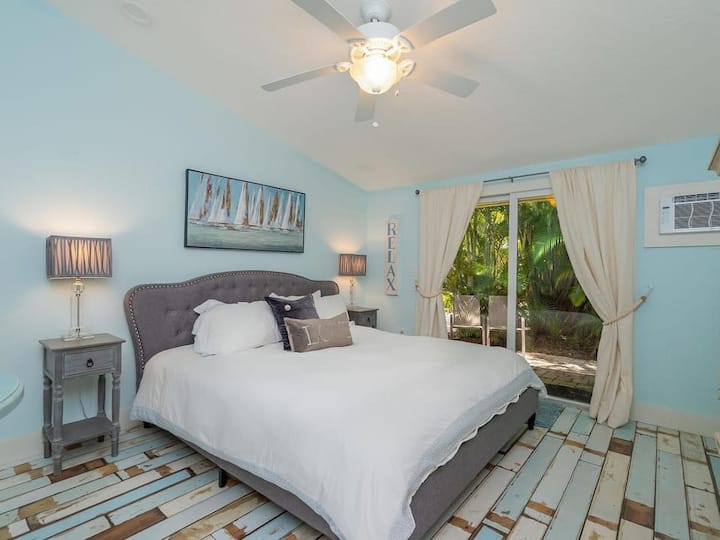 Large Private En-suite Room Near Beaches~flamingo) -