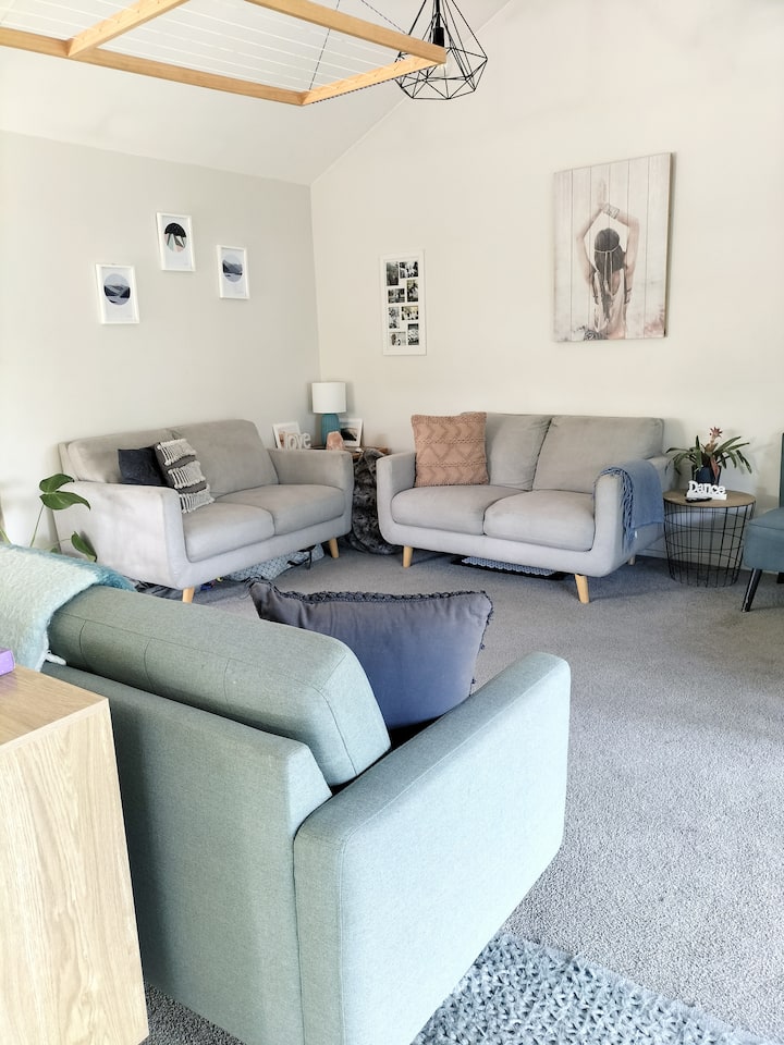 Quiet Oasis, Modern Spacious Home
 Wanaka. - 瓦納卡