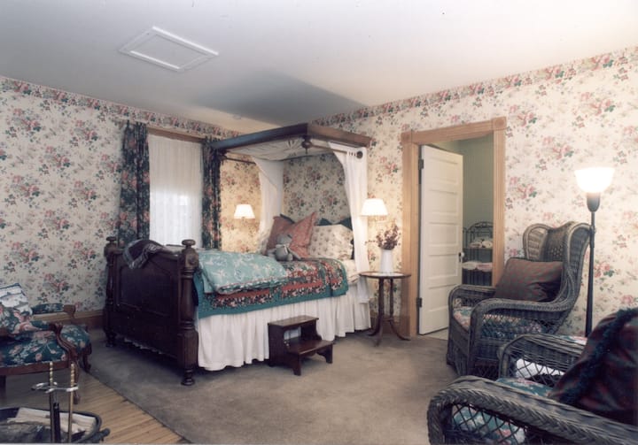 Room 8: English Country (Garden House) - White Lace Inn - Sturgeon Bay, WI