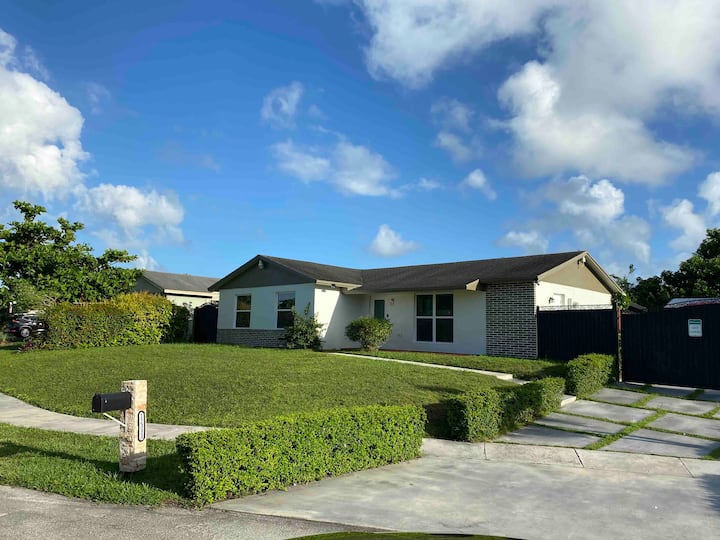 Serene Bougainvillea Paradise - Homestead