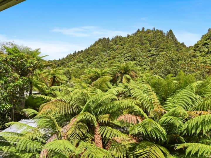 Spacious Lake Tarawera Retreat | Groups & Families - Rotorua