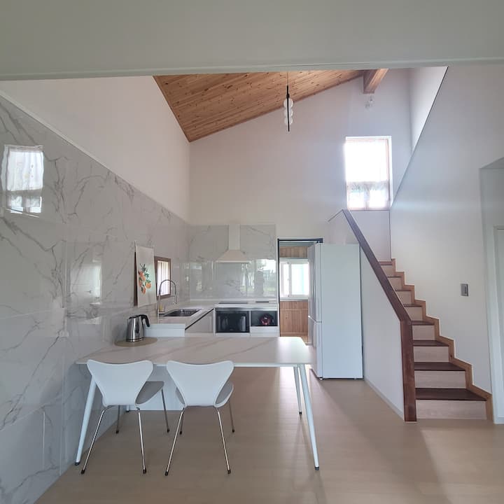 7월펜션
(Always Jeju)
항상 가고 싶은 제주
언제나 그자리에
31평독채타운하우스 - Jeju