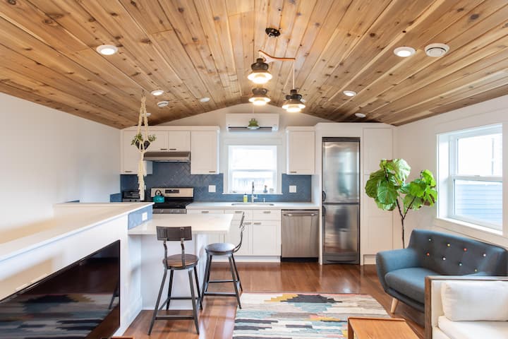 Private Guesthouse Above Detached Garage - Piedmont - Portland