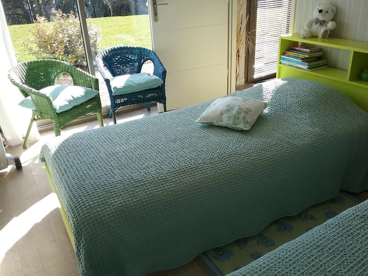 Chambre Dans Maison Avec Piscine.
Hauts De Cluny. -