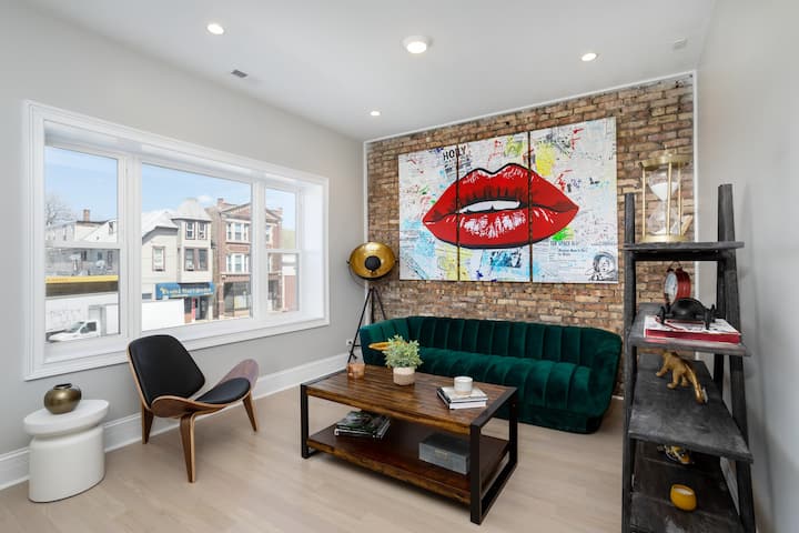 Chic Prvt Room W/ Full Bathroom | Logan Square - Chicago, IL