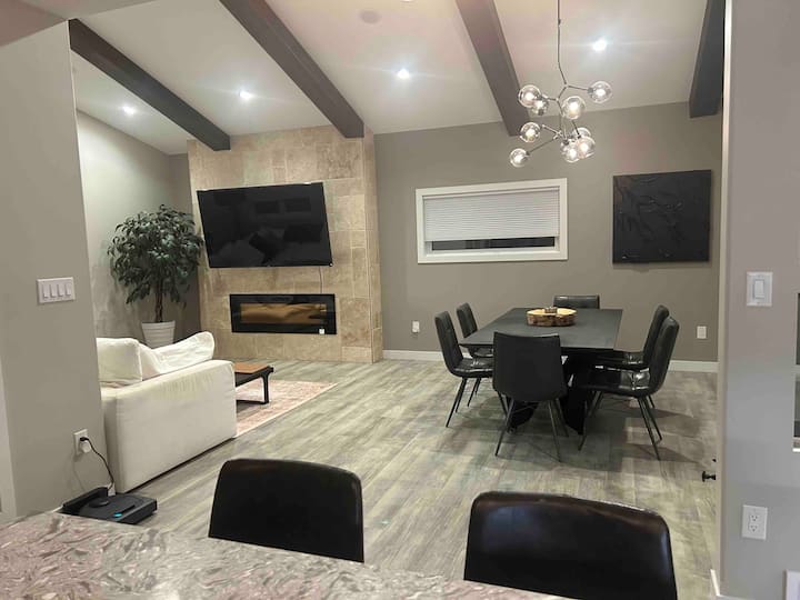 Modern Home Upstairs 1 Bedroom 1 Bathroom - Brandon
