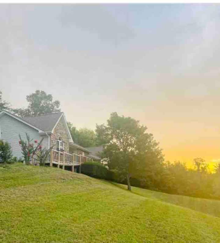 Hillside Hideaway 1!  Quiet, Secluded, Convenient. - Sevierville, TN