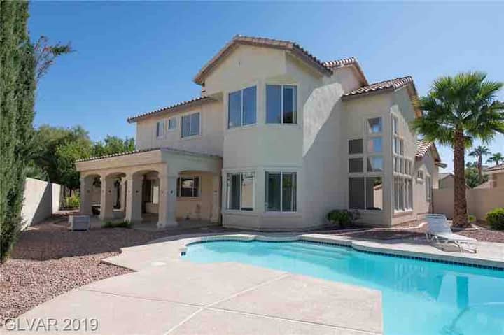 The Vegas Retreat (Heated Pool) -