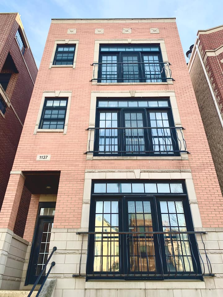 Private Rooftop Penthouse - Steps From Wrigley! - Chicago