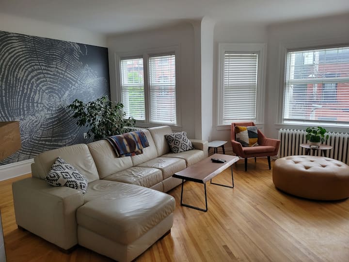 Spacious & Stylish 2 Bdrm Flat Uptown With Parking - Saint-John