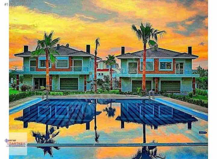 Site Içinde Havuzlu Geniş Bahçeli şıK Villa - Çeşme