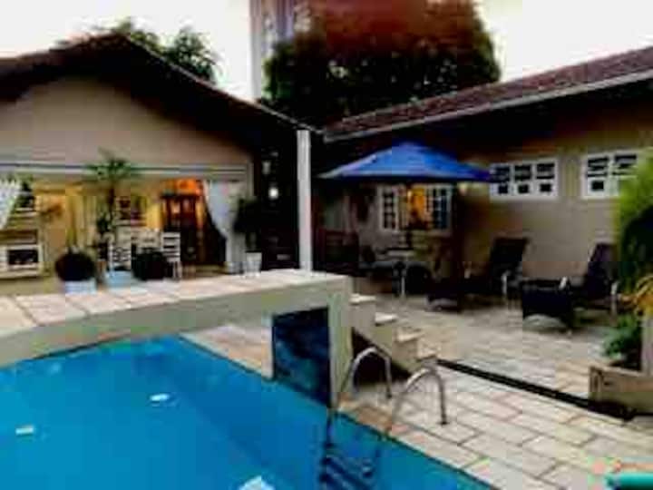 Casa Em Blumenau, Ampla, Confortável, Com Piscina. - Blumenau