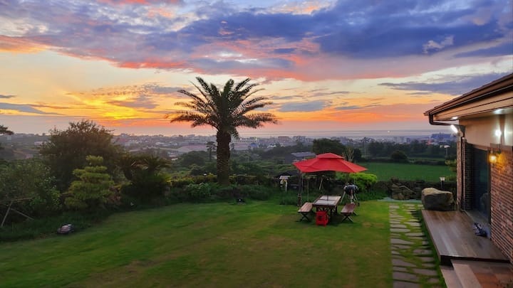 애월뷰타운전원독채 바다뷰
한담해변 해수욕장 비양도 금오름대형마트 대가족 워크샵바베큐
노래방 - Jeju-si