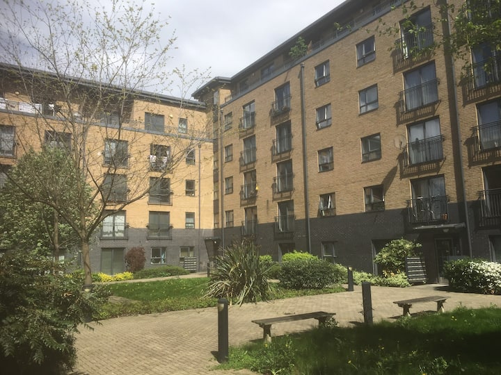 Bright Apartment Next Door To Zone 2 Underground - London