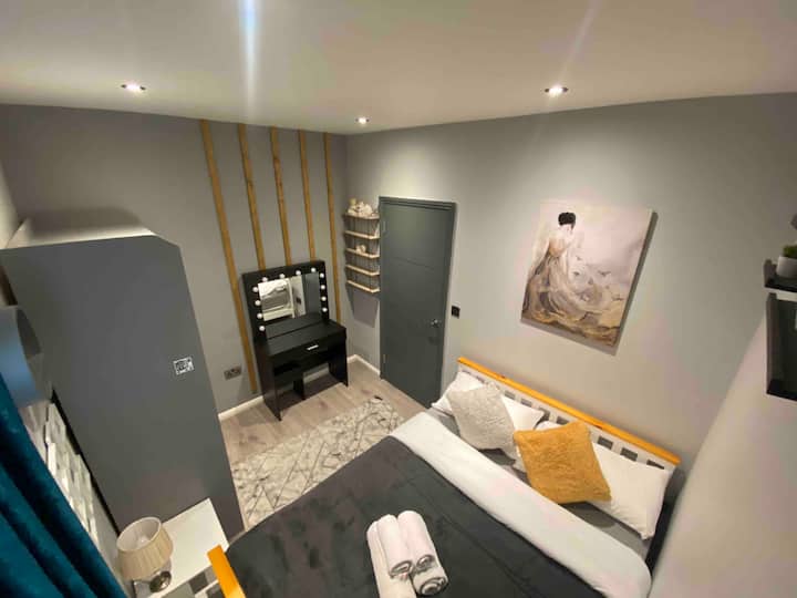 Modern & Luxury 2 Br Flat Walk To Piccadilly Line - Chingford