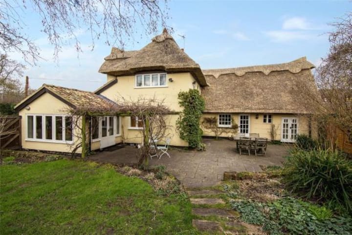 Fairytale Cottage - Cambridge