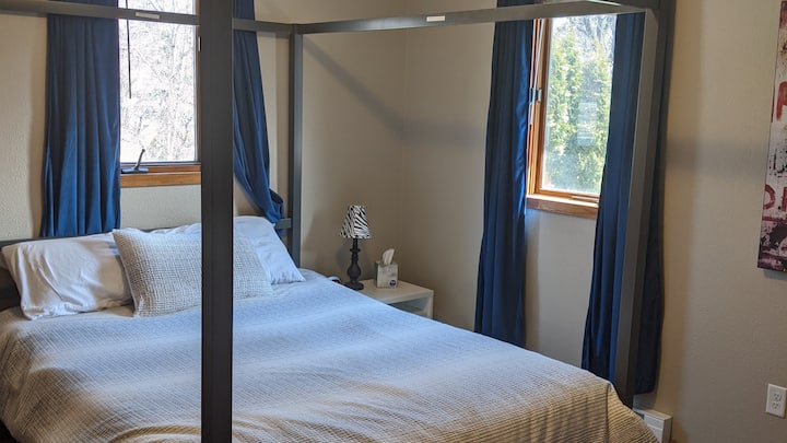 Spacious 2 Bedroom Upstairs With Large Kitchen - North Dakota