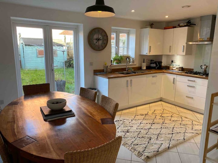 Spacious, Modern 3 Bedroom Family Home - Rugby