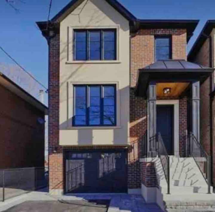 Clean, Quiet, Private Close To Highways & Downtown - Toronto