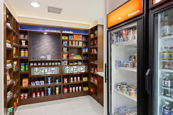 Orlando Airport / King Hotel Room + Free Shuttle - Orlando International Airport (MCO)