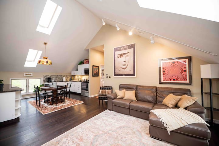 Woods & Water: 3 Bd 2 Ba Cottage Near U Of I - Urbana, IL