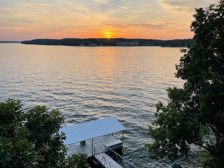 Lake Home With Stunning Views Of Sunsets 4 Daze - Osage Beach, MO